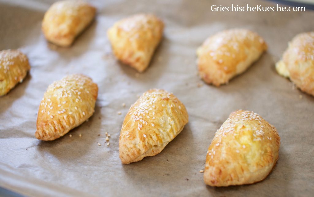 Knusprige Käsetaschen (Tyropitakia Kourou) – Griechische Küche