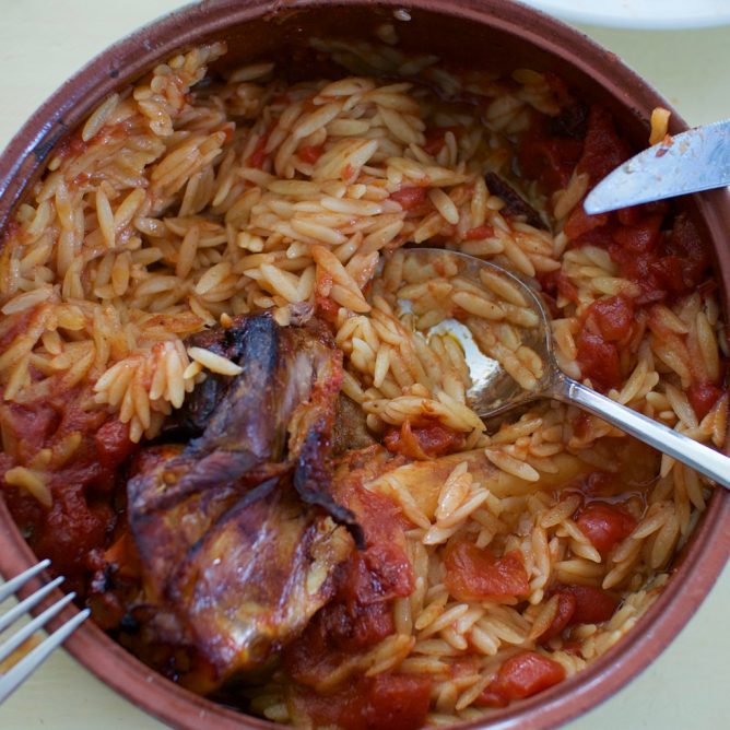 Lammhaxerl/Kalbsbraten mit Kritharaki (Arnaki juwetsi) – Griechische Küche